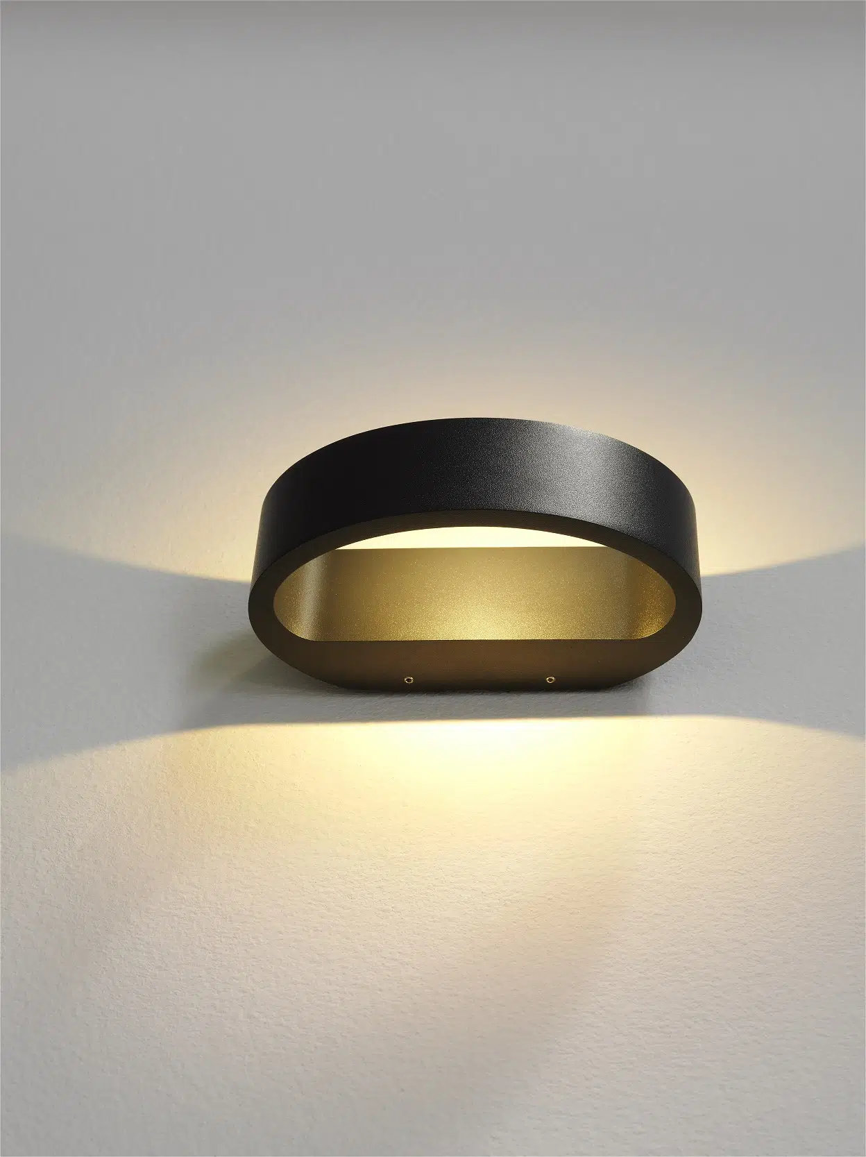 Moderne buitenlampen ArtdeLight in showroom en Kaatsheuvel